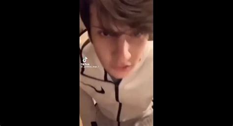 Чел бьёт банковской картой об стол мем Смотреть онлайн в поиске