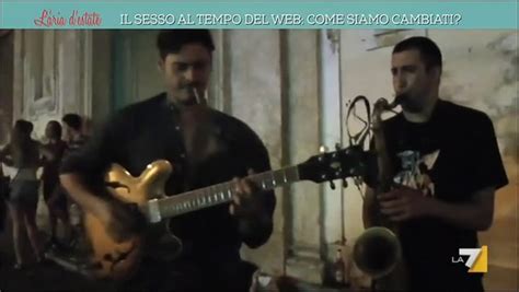 Bacoli Coppia Fa Sesso Per Strada Tra Le Auto Che Passano La