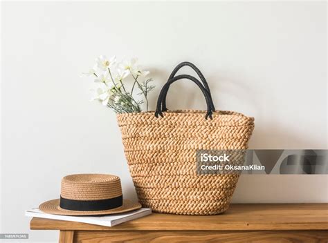 고리 버들 세공 밀짚 여름 가방 모자와 나무 벤치에 잡지 여름 가방에 대한 스톡 사진 및 기타 이미지 가방 휴가 아늑한