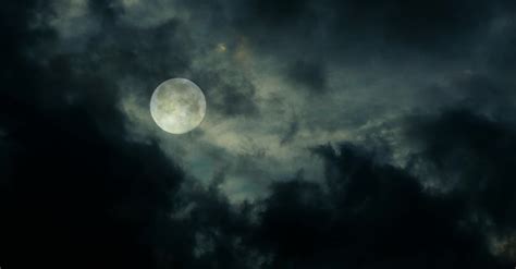 극적인 구름에 가려진 보름달 · 무료 스톡 동영상