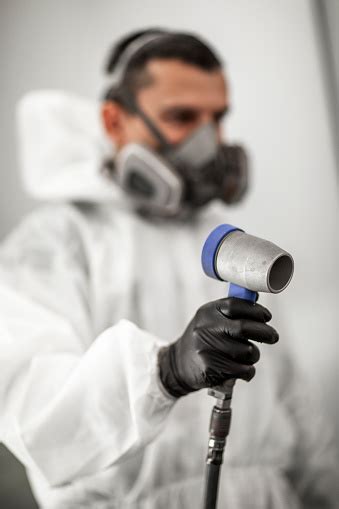 페인팅 부스에서 블루 공 압 공기 건조 기를 들고 있는 자동차 화가 가스 압축기에 대한 스톡 사진 및 기타 이미지 가스 압축기 교통수단 그림 그리기 Istock