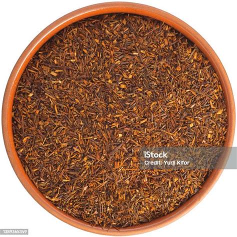 흰색 배경에 고립 된 갈색 세라믹 그릇에 루이보스 클래식 차 흰색 배경에서 위에서 닫히는 음식의 고립 된 클로즈업 사진 0명에 대한 스톡 사진 및 기타 이미지 Istock