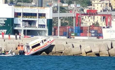 Salerno Comandante Dellidroambulanza Accusa Un Malore E Finisce Contro Gli Scogli Positanonews