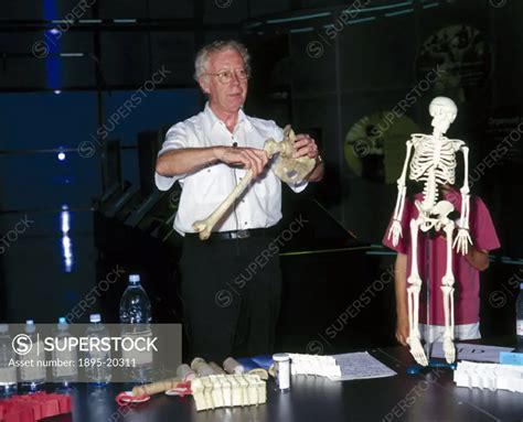 Professor Larry Hench Demonstrating ´bio Glass´ In The Antenna Gallery Wellcome Wing Science