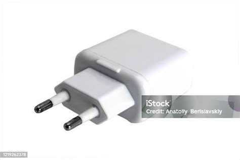 백색 배경 클로즈업에서 휴대폰을 충전하기 위한 전원 공급 장치가 분리됩니다 0명에 대한 스톡 사진 및 기타 이미지 0명 개인 장식품 모던 양식 Istock