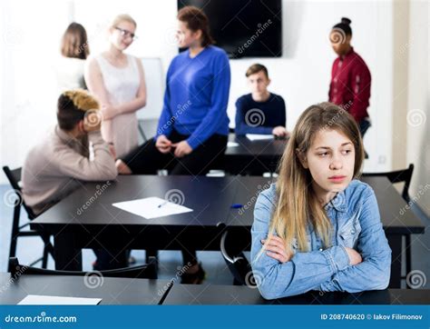 Alumna De Sexo Femenino T Mida Entre Compa Eros De Clase Foto De Archivo Imagen De Africano