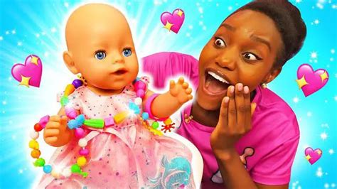 سرگرمی دخترانه با داستان برای توپ آماده می شود