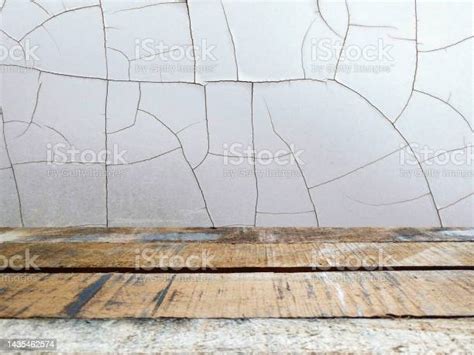 갈색 나무 테이블 금이 간 회색 벽 배경 밝은 일광 가정용 페인트 자동차 페인트의 제품 광고 템플릿으로 사용하십시오 0명에 대한 스톡 사진 및 기타 이미지 Istock