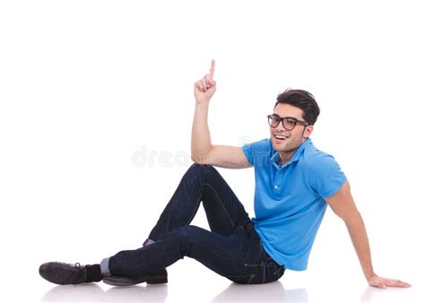 Junger Mann Der Auf Dem Boden Liegt Stockfoto Bild Von Stattlich Voll