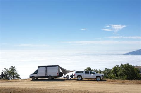 낮 동안 푸른 하늘 아래 갈색 들판에 있는 흰색과 회색 단일 택시 픽업 트럭 사진 Unsplash의 무료 자동차 이미지