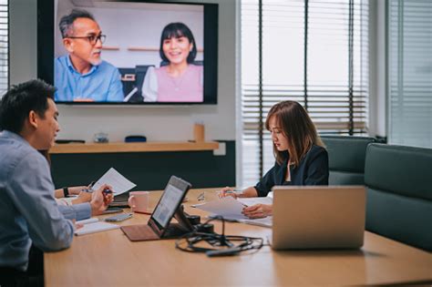아시아 화이트 칼라 노동자는 회사 직원과 화상 회의 화상 콜을 갖는 회의 회의실 이사회에서 외국인 투자자와 화상 통화를 인수 합병과의 비즈니스 미팅 Lcd에 대한 스톡 사진