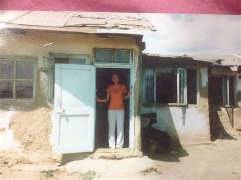 Khash Гэрэл зураг Гэрэл зурагнууд дотроосоо гэрийнхээ үүдэн дээрээ зогсож байгаа охиныхоо