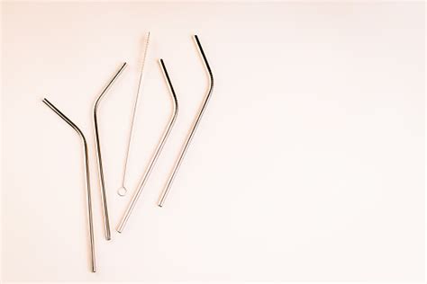 제로 폐기물 및 환경 친화적 인 플라스틱 무료 개념 흰색 배경에 금속 재사용 튜브 공간을 복사합니다 생태학적 천연 재료 0명에 대한 스톡 사진 및 기타 이미지 Istock