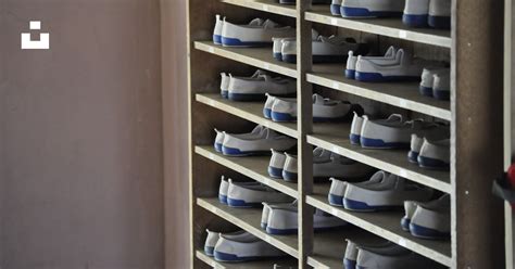 방 안의 선반에 있는 흰색과 파란색 신발 사진 Unsplash의 무료 선반 이미지