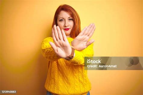 고립 된 노란색 배경 거부 표정 을 건너 팔과 손바닥을 통해 서 겨울 스웨터를 입고 아름다운 빨간 머리 여자 부정적인 기호 화가 얼굴을하고 개념에 대한 스톡 사진 및 기타