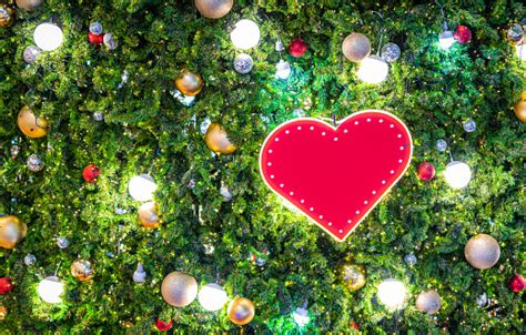 메리 Xmas 하트 모양의 공간 다채로운 공 선물 상자와 크리스마스 인사말 사진 소포 장식의 닫기 크리스마스와 새해 동안 녹색 크리스마스 트리 배경 장식 겨울에 대한 스톡