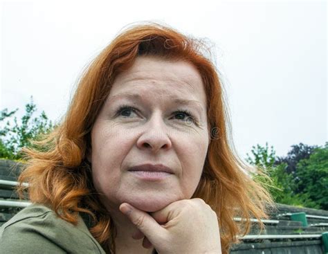 Ritratto Della Donna Rossa Attraente Dei Capelli Immagine Stock