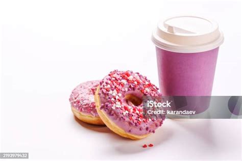 흰색 배경에 도넛과 종이 커피잔이 활기차게 전시되어 있습니다 놀이에 대한 스톡 사진 및 기타 이미지 놀이 다중 색상 달콤한 음식 Istock