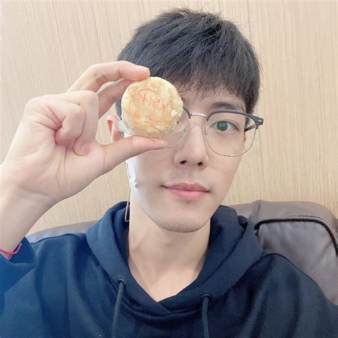 X玖少年团肖战daytoy 中秋要吃月饼！祝大家中秋节快乐！ 休假也要注意防护，保护好自己，才能开心过节！ 过几天如梦的演出，提前提醒大家