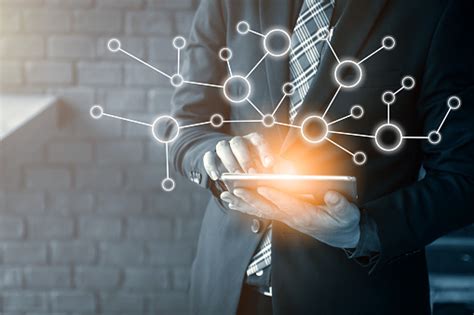 사용 하 여 태블릿 무료 Copyspace 아이디어 텍스트에 대 한 소송에서 젊고 스마트 비즈니스 남자 가득 찬에 대한 스톡 사진 및 기타 이미지 Istock