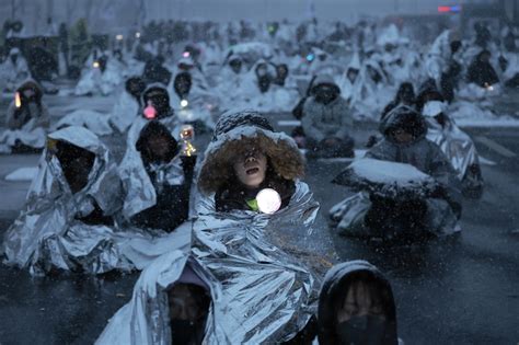 폭설에 ‘은박 덮고 밤샘시위…“이게 뭔 일입니까ㅠㅠ” 박찬대 응원