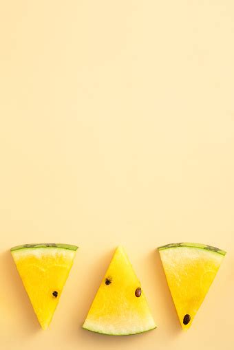 얇게 썬 노란색 수박 패턴은 파스텔 노란색 테이블 배경에 평평하게 놓여 있습니다 0명에 대한 스톡 사진 및 기타 이미지 0명 개념 개체 그룹 Istock