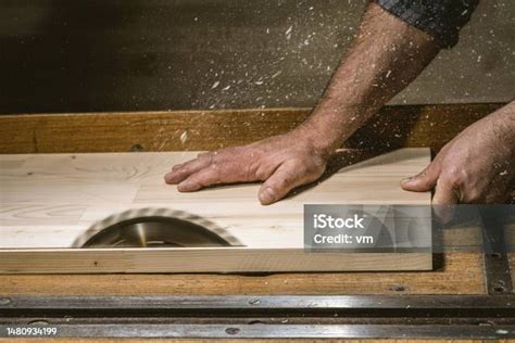 Tukang Kayu Memotong Kayu Dengan Gergaji Meja Foto Stok Unduh Gambar Sekarang 45 49 Tahun