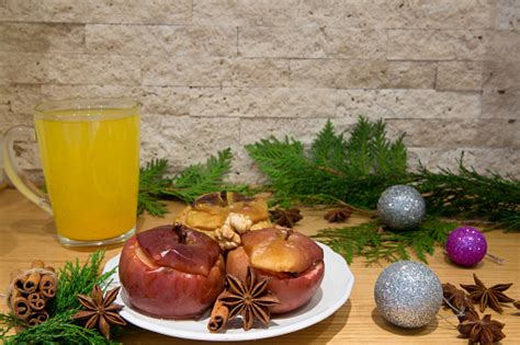 바다 갈 매 나무속 차 그리고 녹는 꿀 견과류와 향신료 계 피 아니 스와 구운된 사과 은색과 보라색 볼 전나무 지점과 크리스마스 장식 0명에 대한 스톡 사진 및 기타 이미지