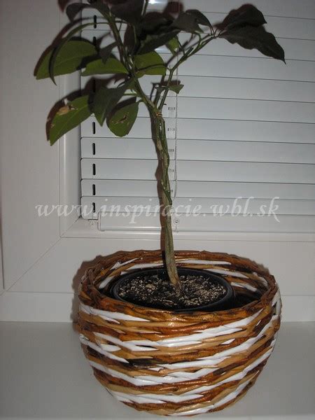 Трехцветная корзинка-кашпо из газет. Мастер-класс