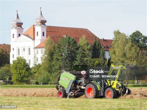 건초 수확 시간 농부는 Schlehdorf 수도원 앞에서 건초 베일 트랙터를 확인합니다 트랙터에 대한 스톡 사진 및 기타 이미지 트랙터 가을 건초 식물 Istock
