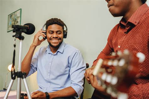 어쿠스틱 기타를 연주하고 집에서 노래하는 두 젊은 아프리카 계 미국인 남자 20 29세에 대한 스톡 사진 및 기타 이미지 20 29세 2명 기타 연주자 Istock