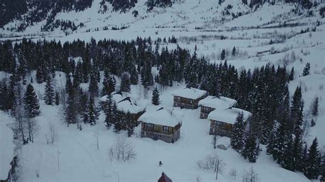 კურორტი გოდერძი კოტეჯები საერთო ხედი დრონიდან Stockfootage