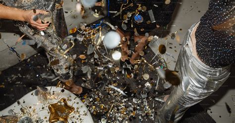 색종이로 가득 찬 테이블 주위에 서 있는 한 무리의 사람들 사진 Unsplash의 섣달 그믐 파티 이미지