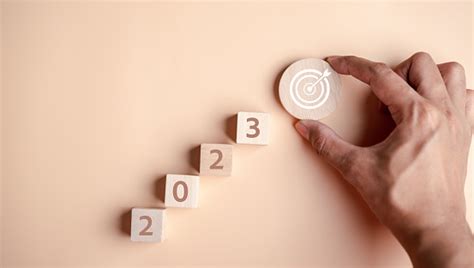 2022 년부터 2023 년까지 진행 상황을 로딩하기위한 나무 큐브 블록을 손으로 넣어 메리 크리스마스와 새해 복 많이 받으세요 12월에 대한 스톡 사진 및 기타 이미지