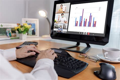 화상 회의 온라인 회의와 사업가 와 사업가 분석 금융 차트의 손 다양한 동료와 노트북 회의를 사용하여 비즈니스 여성의 손 코비드19 집에서 일 차트에 대한 스톡 사진 및