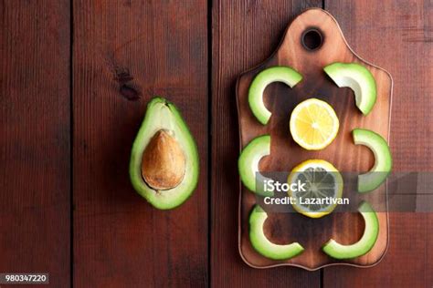 아보카도 나무 보드 평면도 아보카도에 나무판 채식주의 음식 건강 한 아시아 음식 레몬 슬라이스 열 대 과일 아침 멕시코 음식 복사 공간에 대 한 0명에 대한 스톡 사진 및