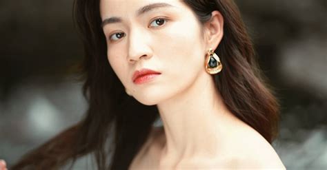 갈색 머리 검은 머리 고요한 공식적인 옷차림 귀걸이 긴 머리 디지털 럭셔리 매력적인 매우 복잡한 메이크업 보그 보석 부드러운 조명 뷰티 샷 사진