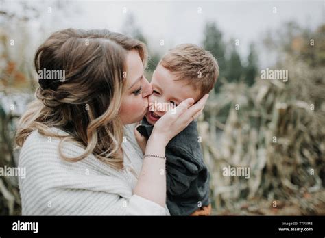 Mutter Sohn Familie Zwei Stockfotos Und Bilder Kaufen Alamy