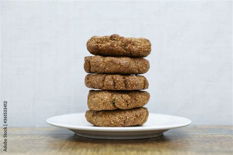 나무 테이블에 있는 아마씨 오트밀코코넛견과류 넣은 수제 쿠키 건강한 채식주의자 Stock 写真 Adobe Stock