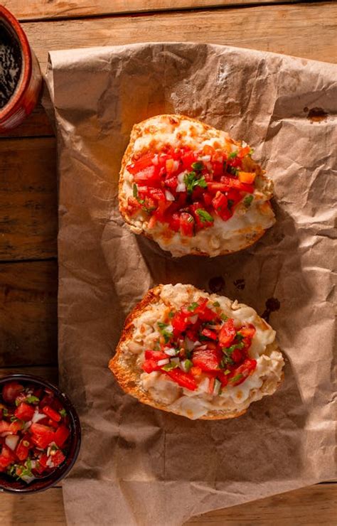 소박한 종이에 담긴 맛있는 멕시칸 몰레테스 · 무료 스톡 사진