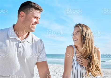 사랑 해변 휴식 휴가 휴가 또는 여름 여행에 커플 로맨스 여행 남자와 여자가 이야기하고 재미 있고 모래 해변이나 바다 해안에서 야외에서 함께 양질의 시간을 즐깁니다 20