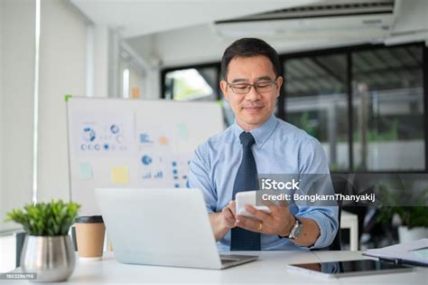 계산기로 작업하고 프로젝트 예산을 관리하는 숙련 된 고위 사업가 남성에 대한 스톡 사진 및 기타 이미지 남성 사무실 사업가 Istock