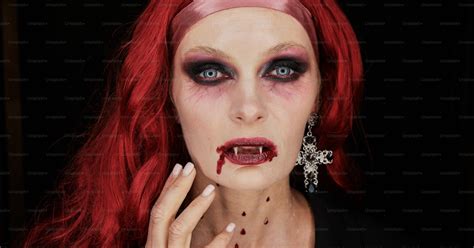 빨간 머리와 화장을 한 여성이 사진을 찍기 위해 포즈를 취하고 있다 사진 Unsplash의 구성하다 이미지