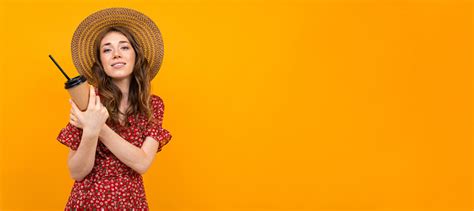 빨간 드레스와 모자를 쓰고 노란 배경에 미소 짓는 중년 여성이 커피 한 잔을 들고 있다 귀여운에 대한 스톡 사진 및 기타 이미지 귀여운 긍정적인 감정 표현 노랑