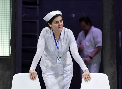 Clin Doeil Isabela NeamȚu „orice Trăiești Pe Scenă Trebuie Să Fie Adevărat” • Teatru • Zile