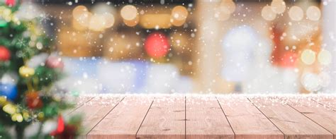 나무 테이블에 상단 눈과 Bokeh 크리스마스 트리 배경 흐림디스플레이에 사용할 수 있습니다 또는 귀하의 제품을 몽타주 0명에 대한 스톡 사진 및 기타 이미지 Istock