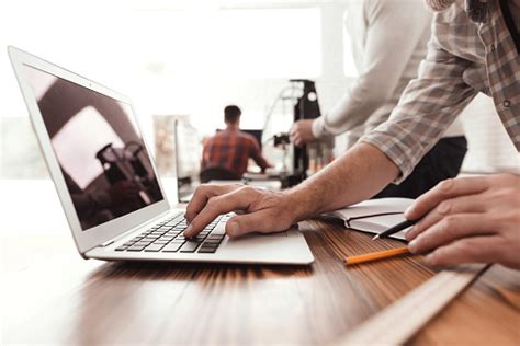 양식을 인쇄 하려면 성가 3d 프린터를 설정 하는 세 남자 그들은 노트북에 3d 프린터의 서 기관 확인 3차원 형태에 대한 스톡 사진 및 기타 이미지 Istock