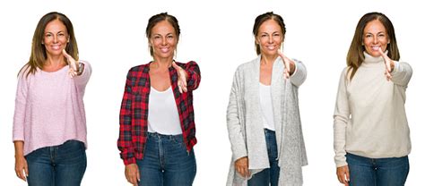 흰색 위에 아름 다운 중 년 여 자가 입고 겨울 스웨터의 콜라주 배경 웃 고 인사 하 고 환영으로 제공 하는 친절 한 악수 고립 성공적인 사업입니다 가을에 대한 스톡 사진