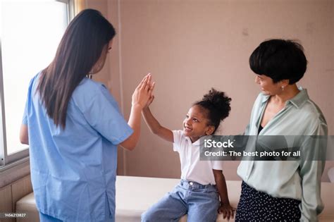 청진기를 들고 엄마 무릎에 앉아 있는 어린 소녀의 폐와 심장 소리를 듣는 여자 소아과 의사 집이나 병원에서 의사 검진 어린이 의료 보험 관리 아이에 대한 스톡 사진 및 기타