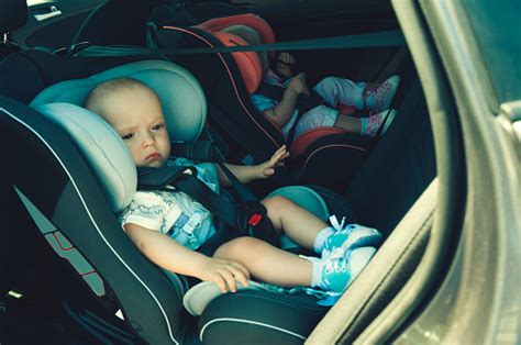 차에 아이 좌석에 쌍둥이 소년과 소녀 아기를위한 안전 교통 1 명까지 어린이 2명에 대한 스톡 사진 및 기타 이미지 2명 가족 거리 Istock